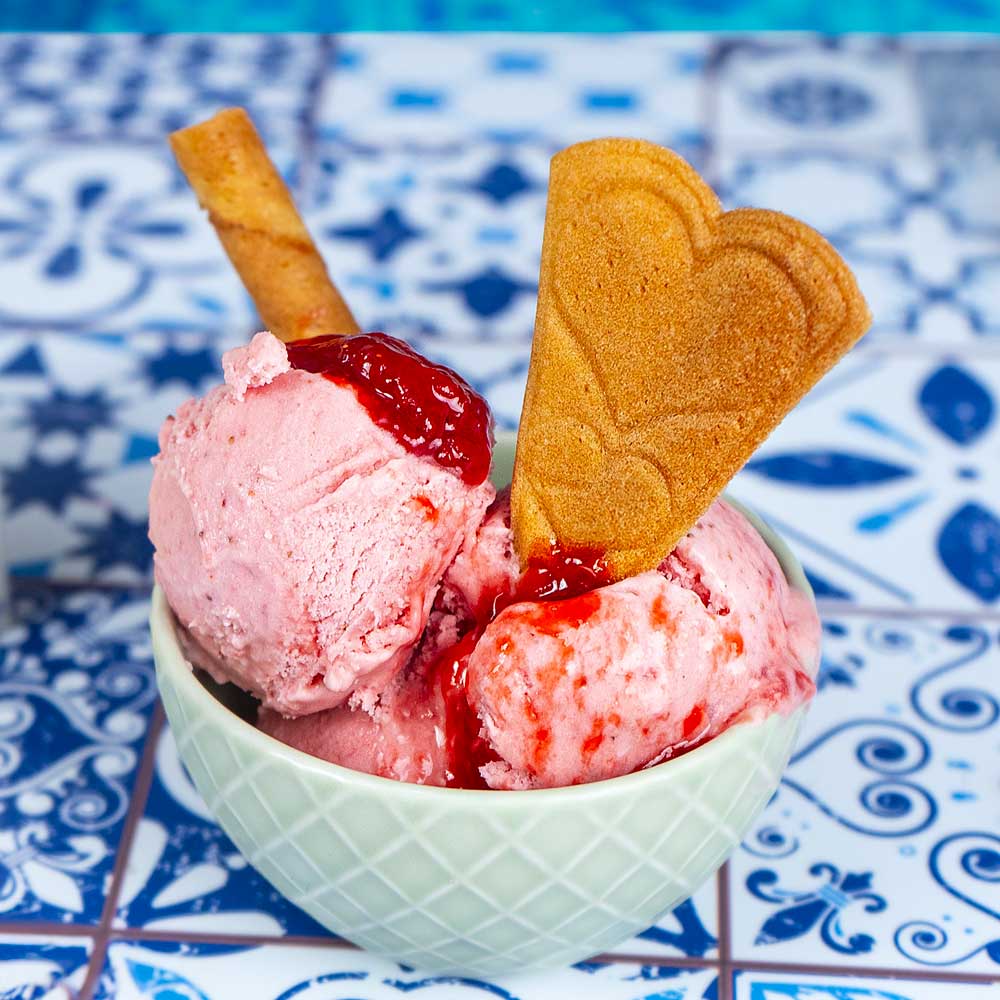 Le Nostre Ricette: Gelato alla fragola con topping di composta di ...